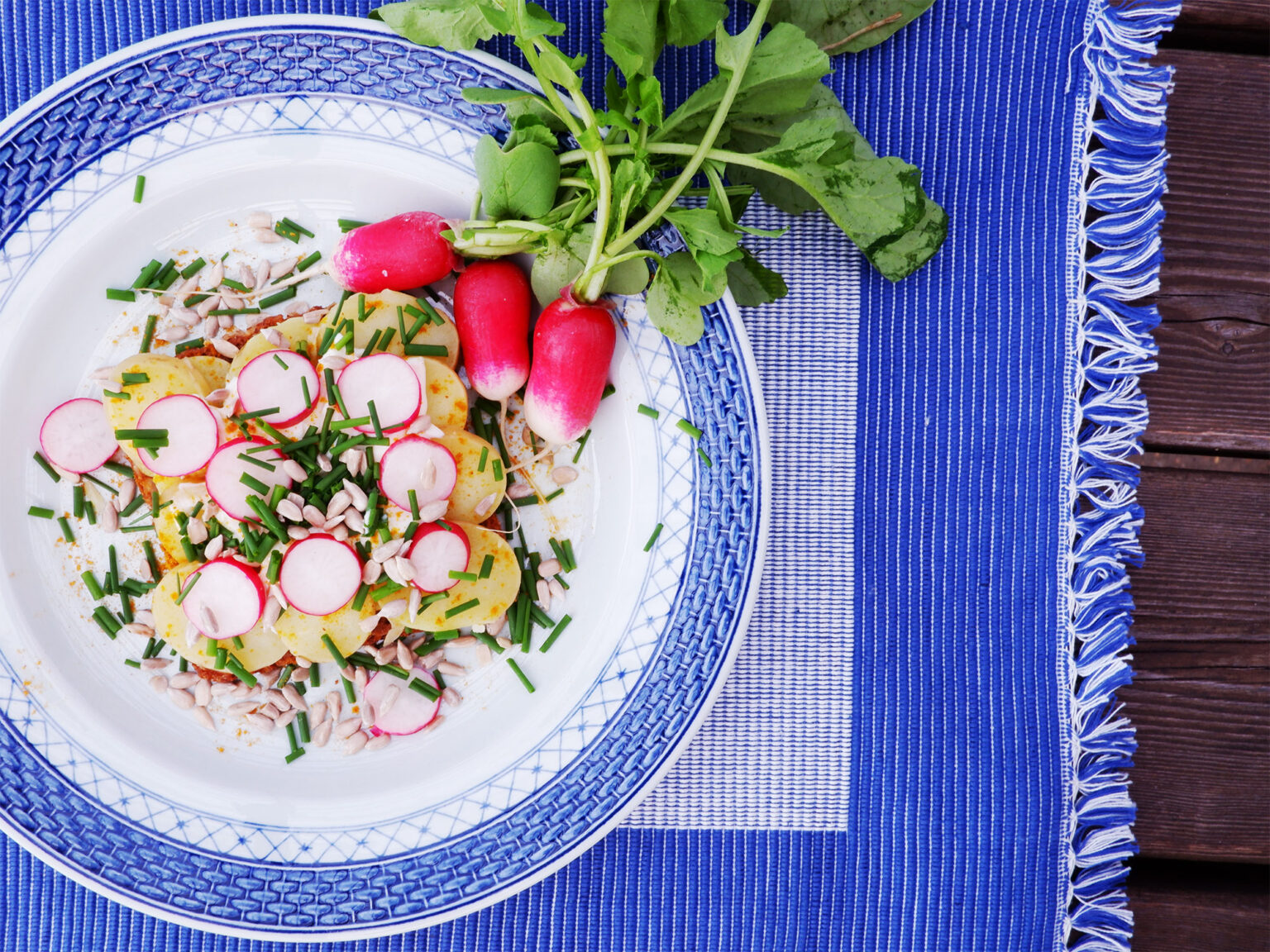 Opskrift - Kartoffelmad med purløg og radiser - Mitzie Mee